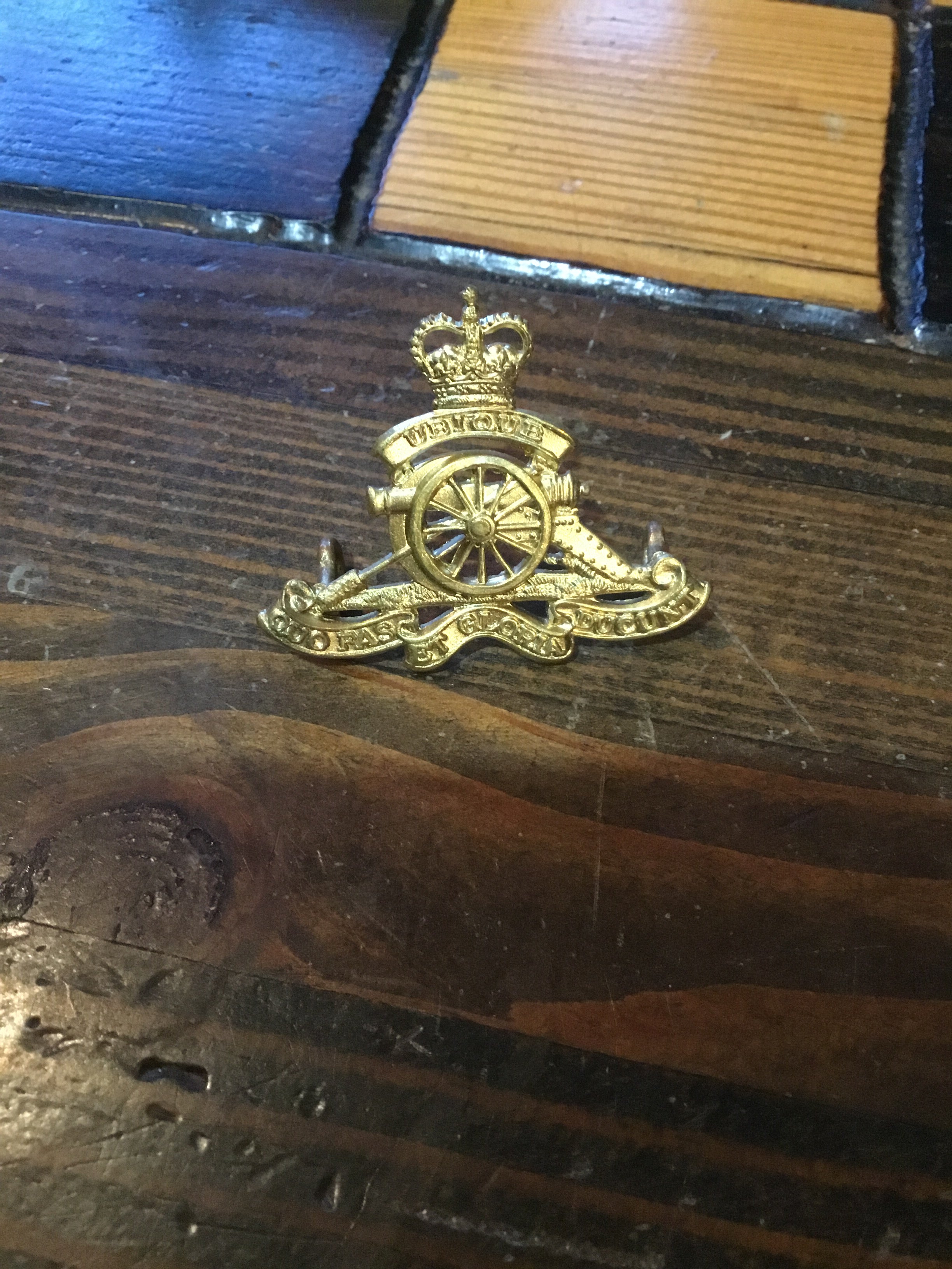 Post War Canadian Artillery Hat Badge Queens Crown – Roy's Army Surplus ...